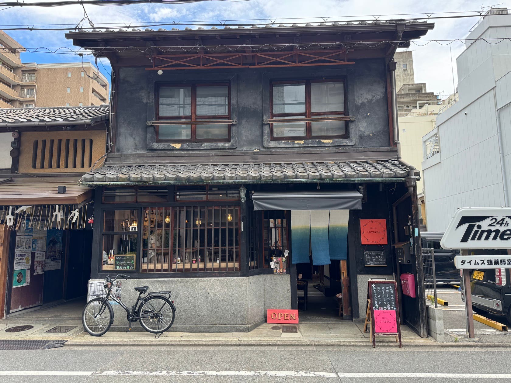 アンティーク家具に囲まれたおしゃれな京町家カフェを貸し切り利用！勉強会、セミナー、音楽会の写真2