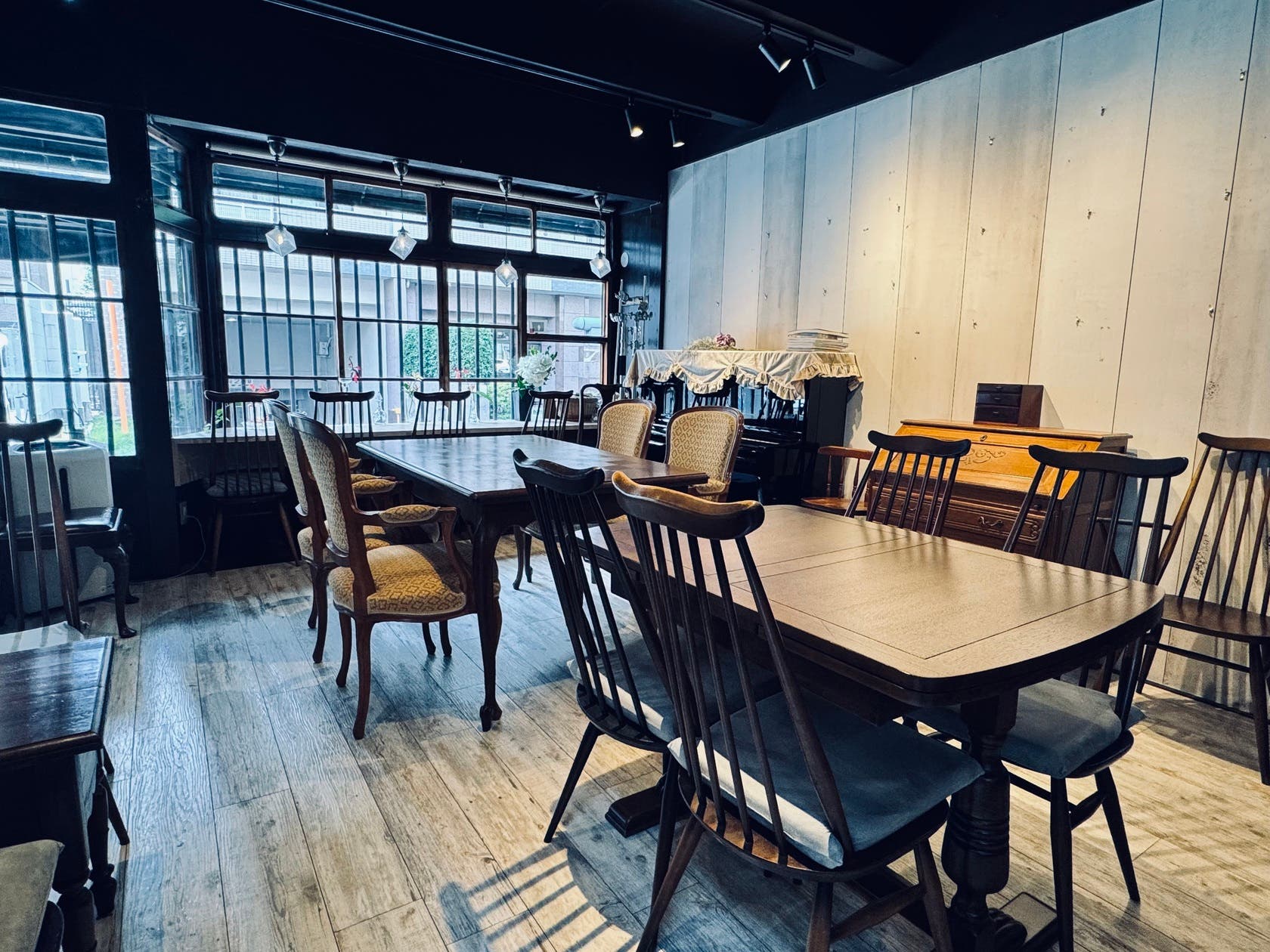 アンティーク家具に囲まれたおしゃれな京町家カフェを貸し切り利用！勉強会、セミナー、音楽会の写真4