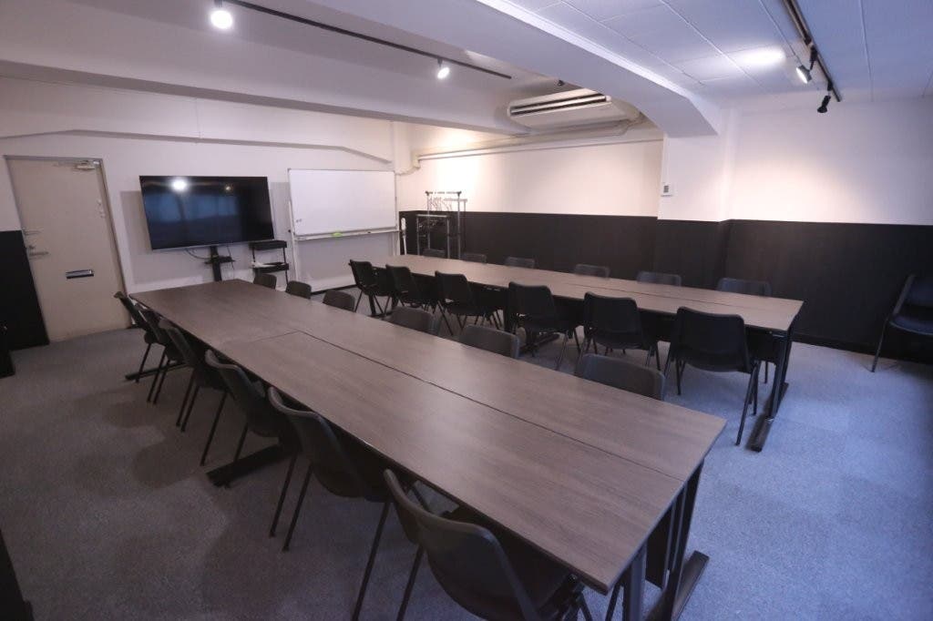 神田駅徒歩1分!セミナー・懇親会・会議！広々ゆったり！の写真5