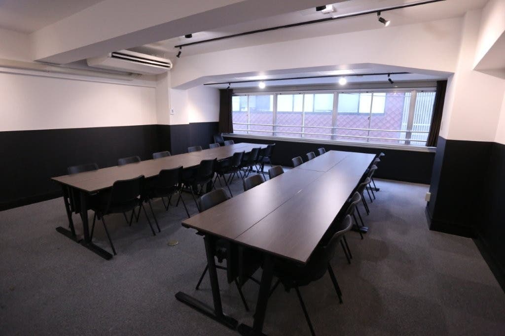 神田駅徒歩1分!セミナー・懇親会・会議！広々ゆったり！の写真9