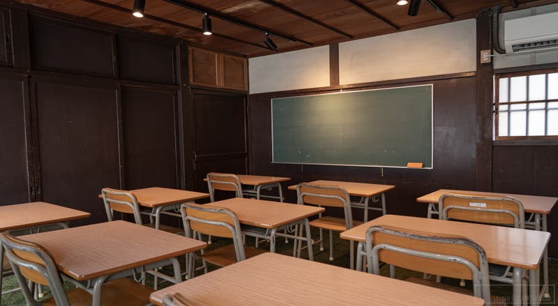 大人の遊び心！教室風スタジオで撮影会に最適！築100年の雰囲気ある京町家カフェの2階にレトロで懐かしい学校風スタジオが出現！