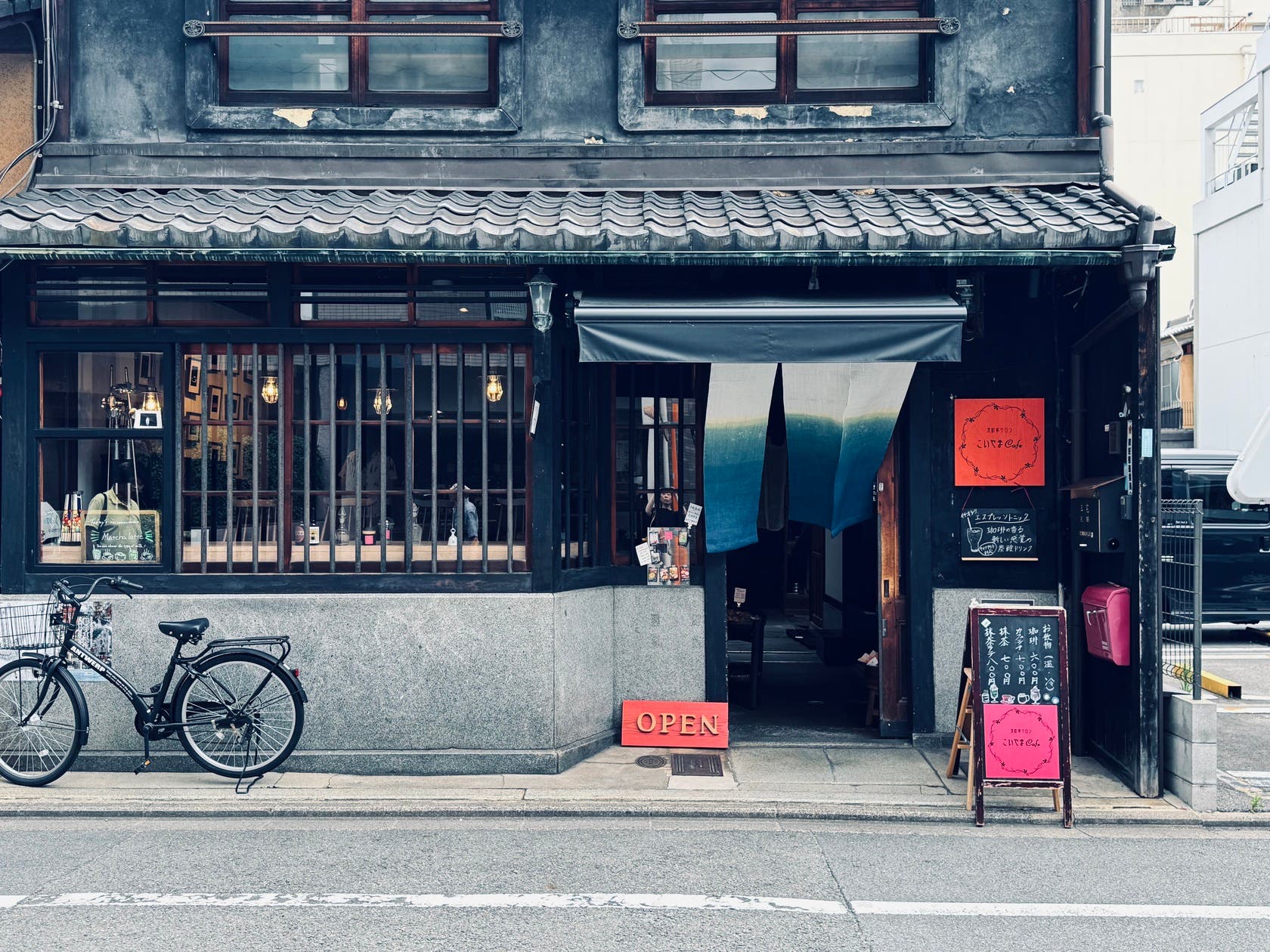 大人の遊び心！教室風スタジオで撮影会に最適！築100年の雰囲気ある京町家カフェの2階にレトロで懐かしい学校風スタジオが出現！の写真3