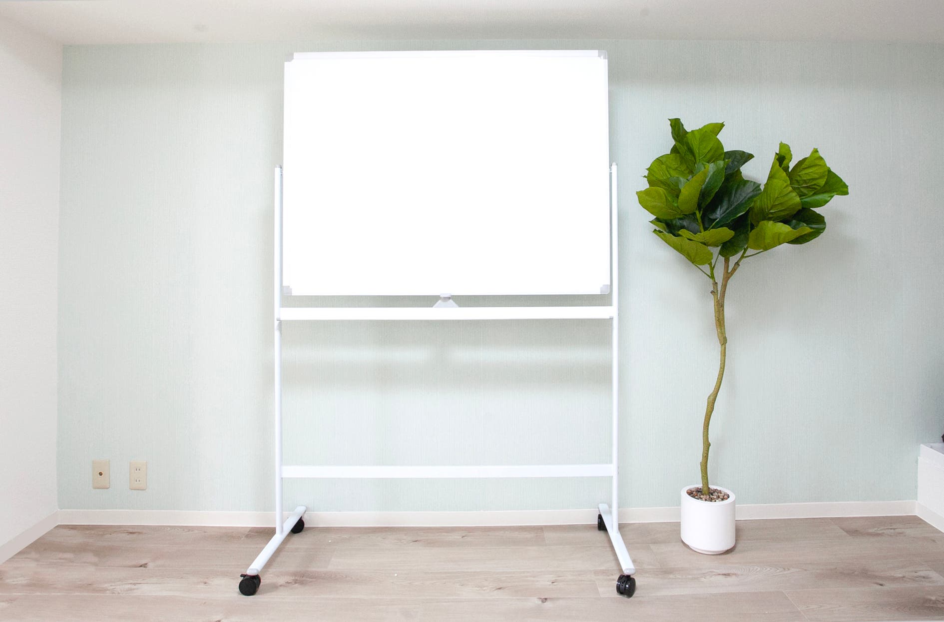 飯田橋2号店【即予約可・高速度WiFi・除菌完備】各種教室、会議、商談、面接、研修、撮影、ボドゲ、自習等に最適な個室スペースの写真13