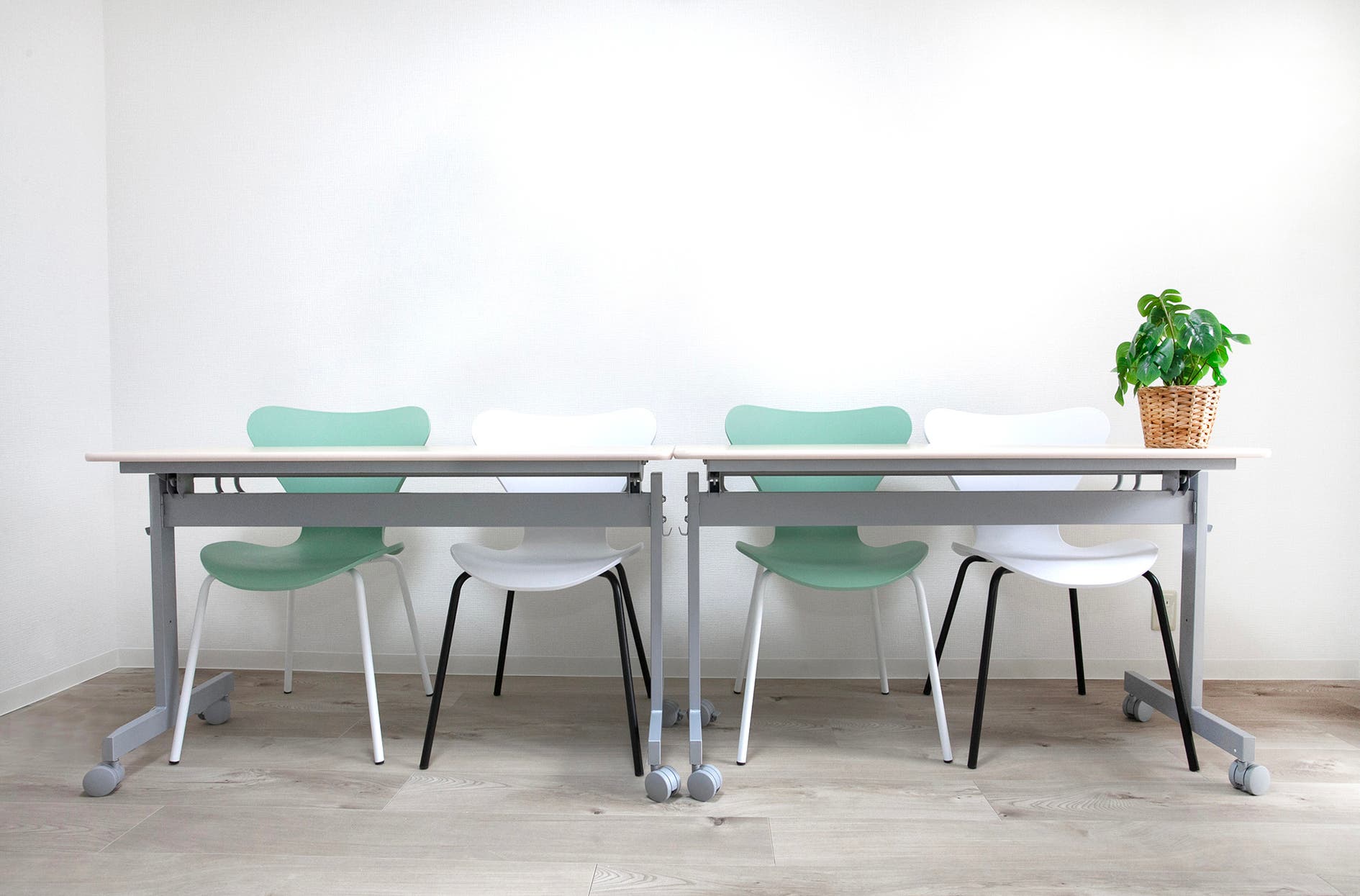 飯田橋2号店【即予約可・高速度WiFi・除菌完備】各種教室、会議、商談、面接、研修、撮影、ボドゲ、自習等に最適な個室スペースの写真12