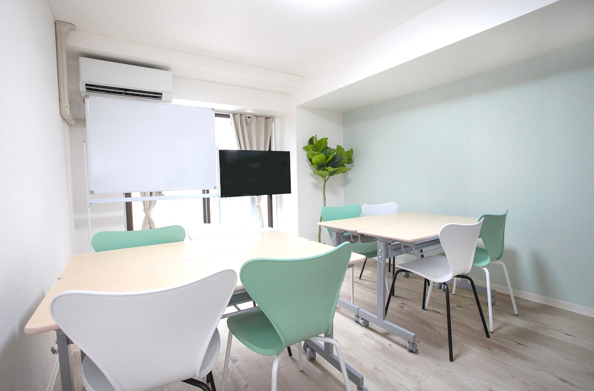 飯田橋2号店【即予約可・高速度WiFi・除菌完備】各種教室、会議、商談、面接、研修、撮影、ボドゲ、自習等に最適な個室スペースの写真10