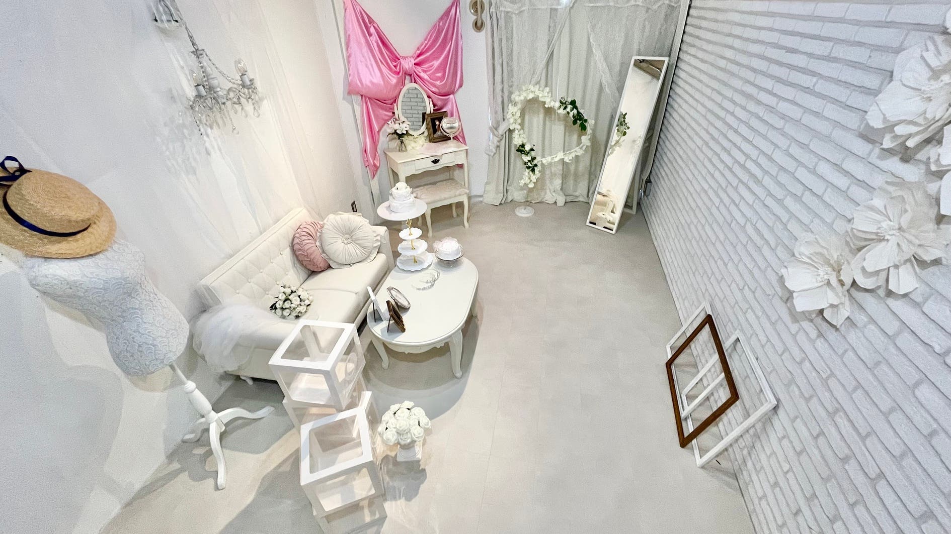 【クリスマスモード🎅2ショット分追加✨】最寄駅からの徒歩２分💘白レンガの壁｜白家具｜姫家具｜生誕祭・誕生会｜コスプレ｜女子会の写真7