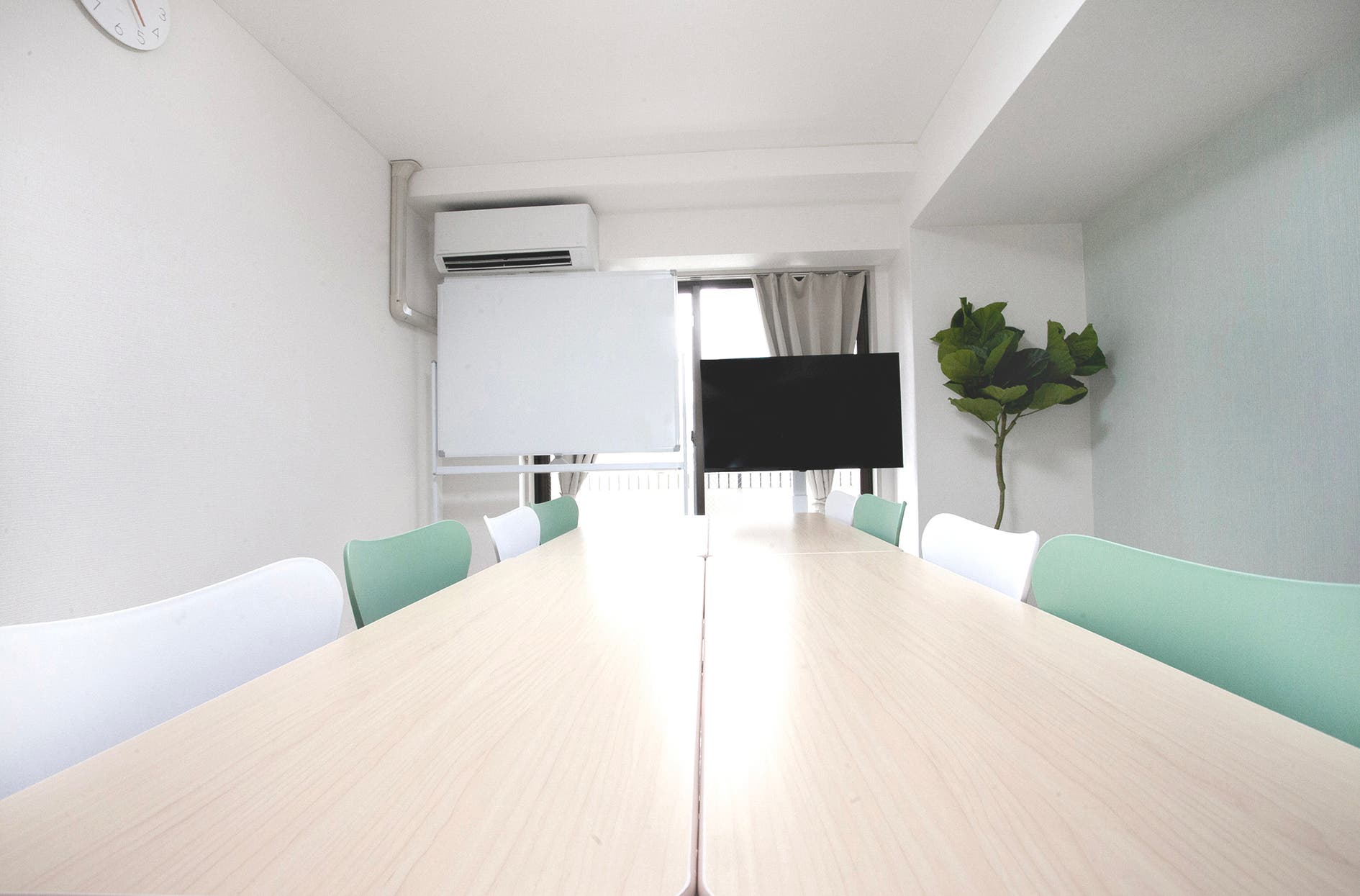 飯田橋2号店【即予約可・高速度WiFi・除菌完備】各種教室、会議、商談、面接、研修、撮影、ボドゲ、自習等に最適な個室スペースの写真5