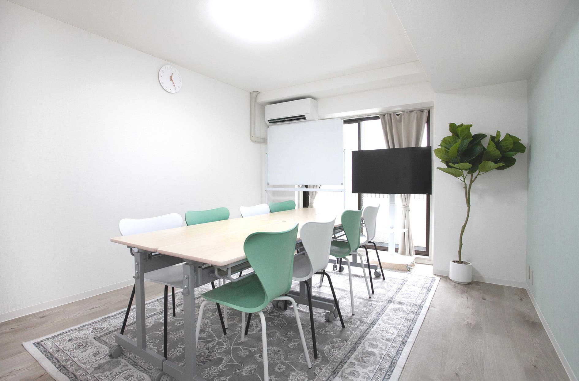 飯田橋2号店【即予約可・高速度WiFi・除菌完備】各種教室、会議、商談、面接、研修、撮影、ボドゲ、自習等に最適な個室スペースの写真2