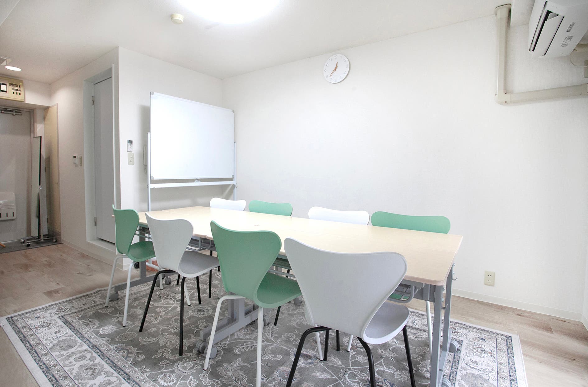 飯田橋2号店【即予約可・高速度WiFi・除菌完備】各種教室、会議、商談、面接、研修、撮影、ボドゲ、自習等に最適な個室スペースの写真4