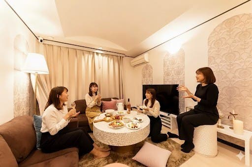 【要町4分/池袋9分】女子会・推し活に最適🎀大人かわいいラウンジ空間｜白壁で撮影OK🌟55㌅TVで映画鑑賞🎥クリスマス🎄の写真2