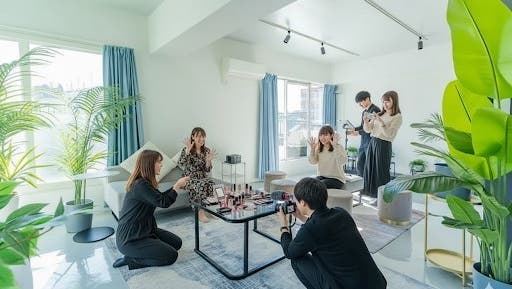 【池袋駅 徒歩5分】自然光×白背景|リール撮影・YouTube撮影🎥ロケ・スタジオ撮影📸ポートレート、商品撮影🍃コスプレ◎の写真5