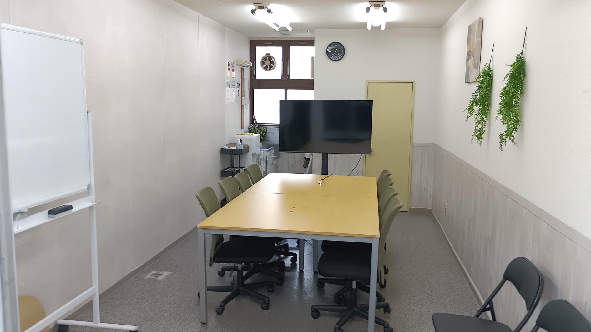 武蔵小杉駅🚶7分🚃新丸子駅🚶7分🚃静かな会議室 ☕1階路面店⚡WiFi🎲最大10名👌大型モニター＆ホワイトボードの写真1