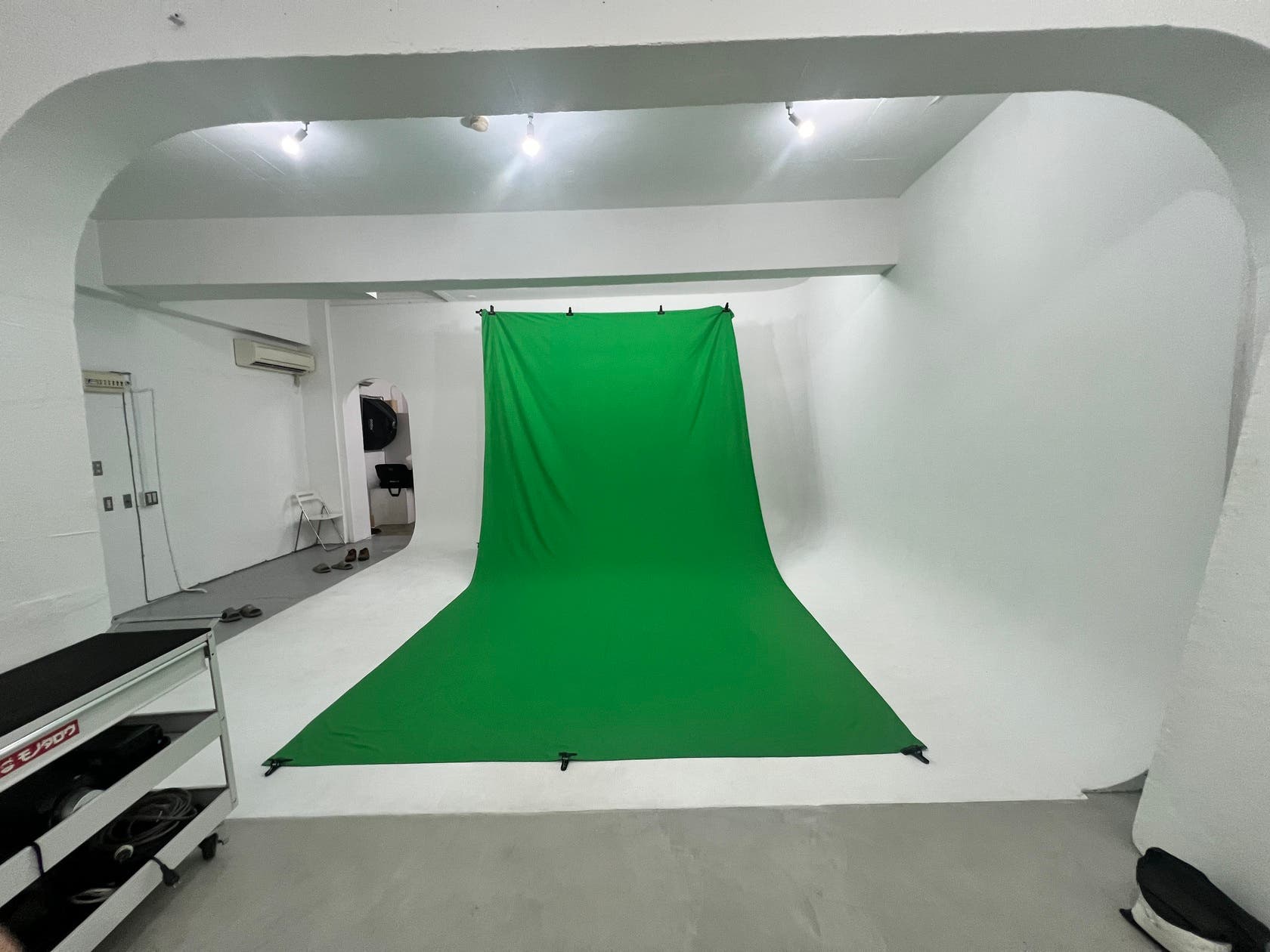 撮影機材無料&広いスペース 3面Rの本格白ホリゾント【N1スタジオ】神楽坂に天高3.5m/80㎡ モルタル床あり&レトロな倉庫の写真24