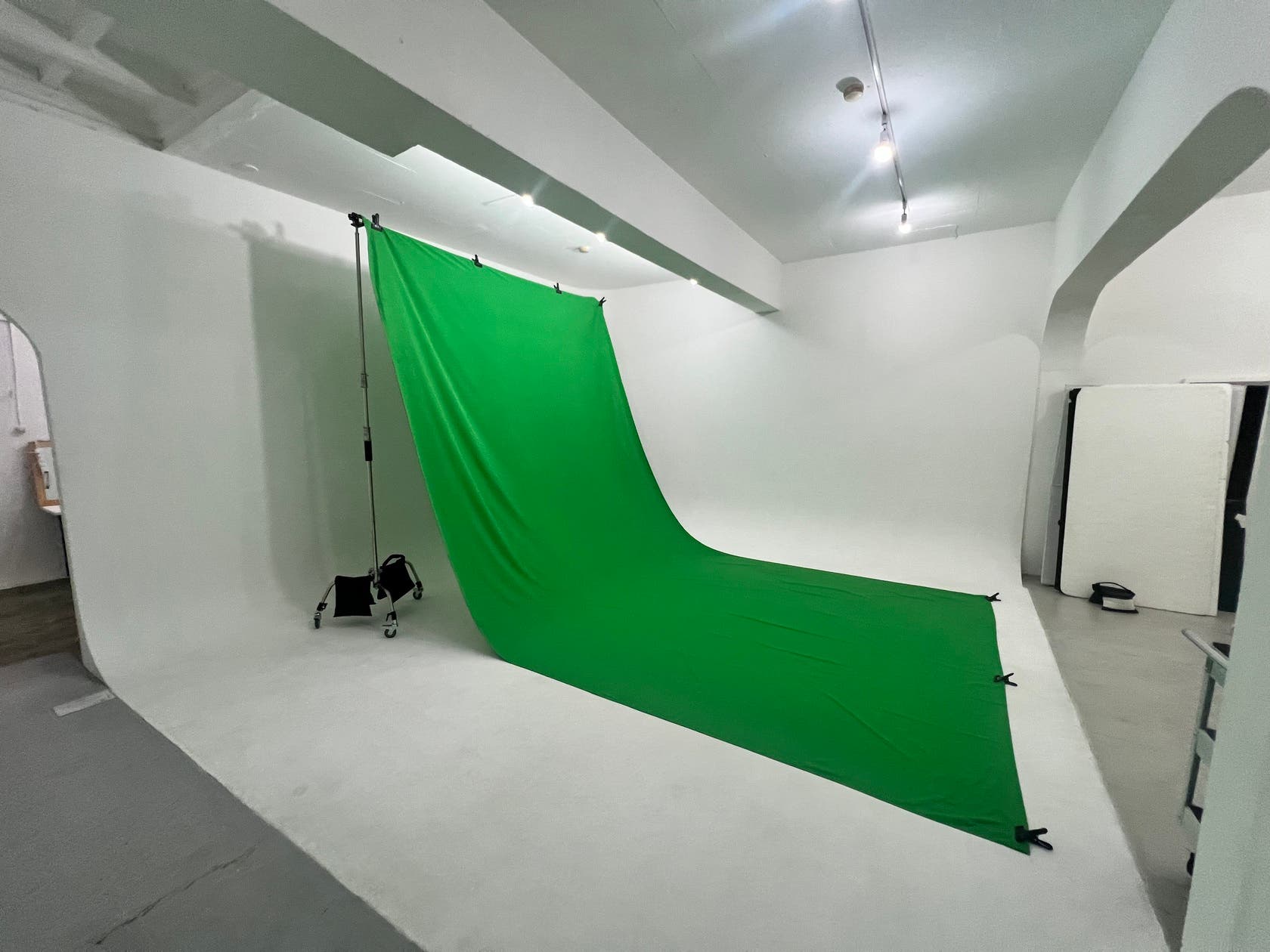 撮影機材無料&広いスペース 3面Rの本格白ホリゾント【N1スタジオ】神楽坂に天高3.5m/80㎡ モルタル床あり&レトロな倉庫の写真25