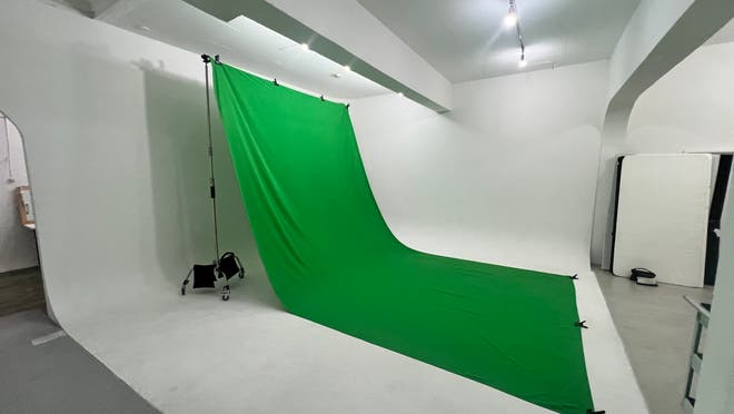 撮影機材無料&広いスペース 3面Rの本格白ホリゾント【N1スタジオ】神楽坂に天高3.5m/80㎡ モルタル床あり&レトロな倉庫の写真25