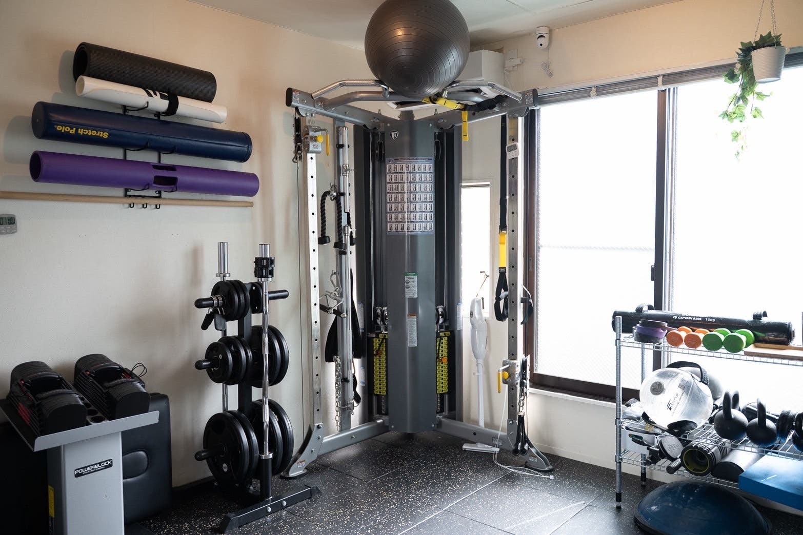 恵比寿・代官山徒歩4分の白基調のパーソナルジムの写真2
