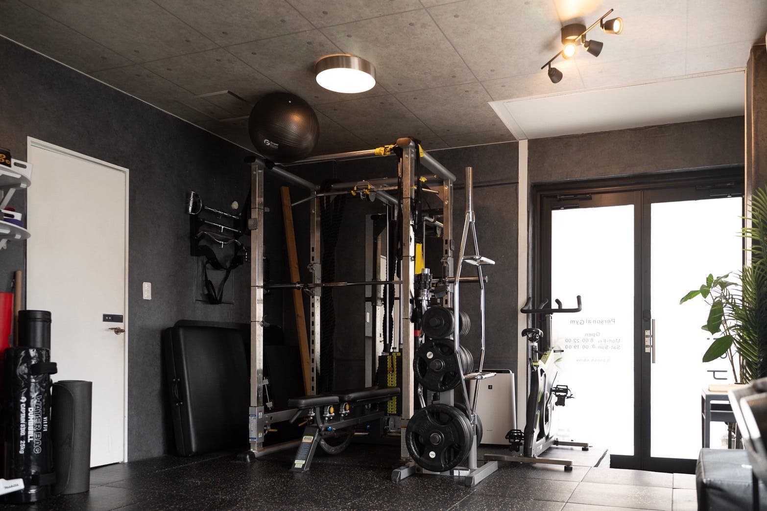 パーソナル指導やトレーニングに最適！30㎡広々トレーニングルームの写真1