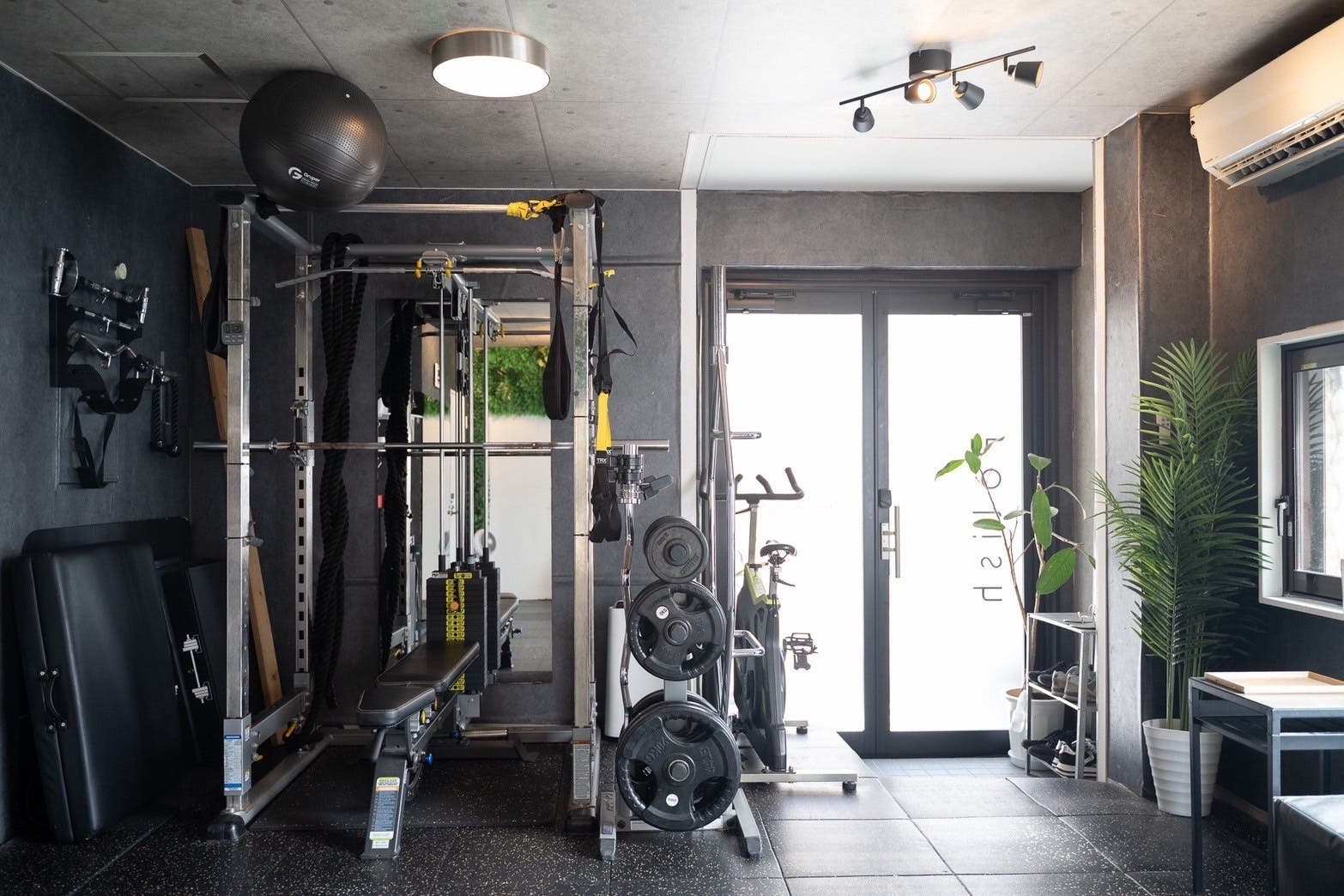 パーソナル指導やトレーニングに最適！30㎡広々トレーニングルームの写真8