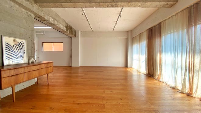 【✨12月限定20%OFFキャンペーン✨】無垢チーク床×ヴィンテージ家具の、撮影や多目的利用に最適なスペース。の写真1