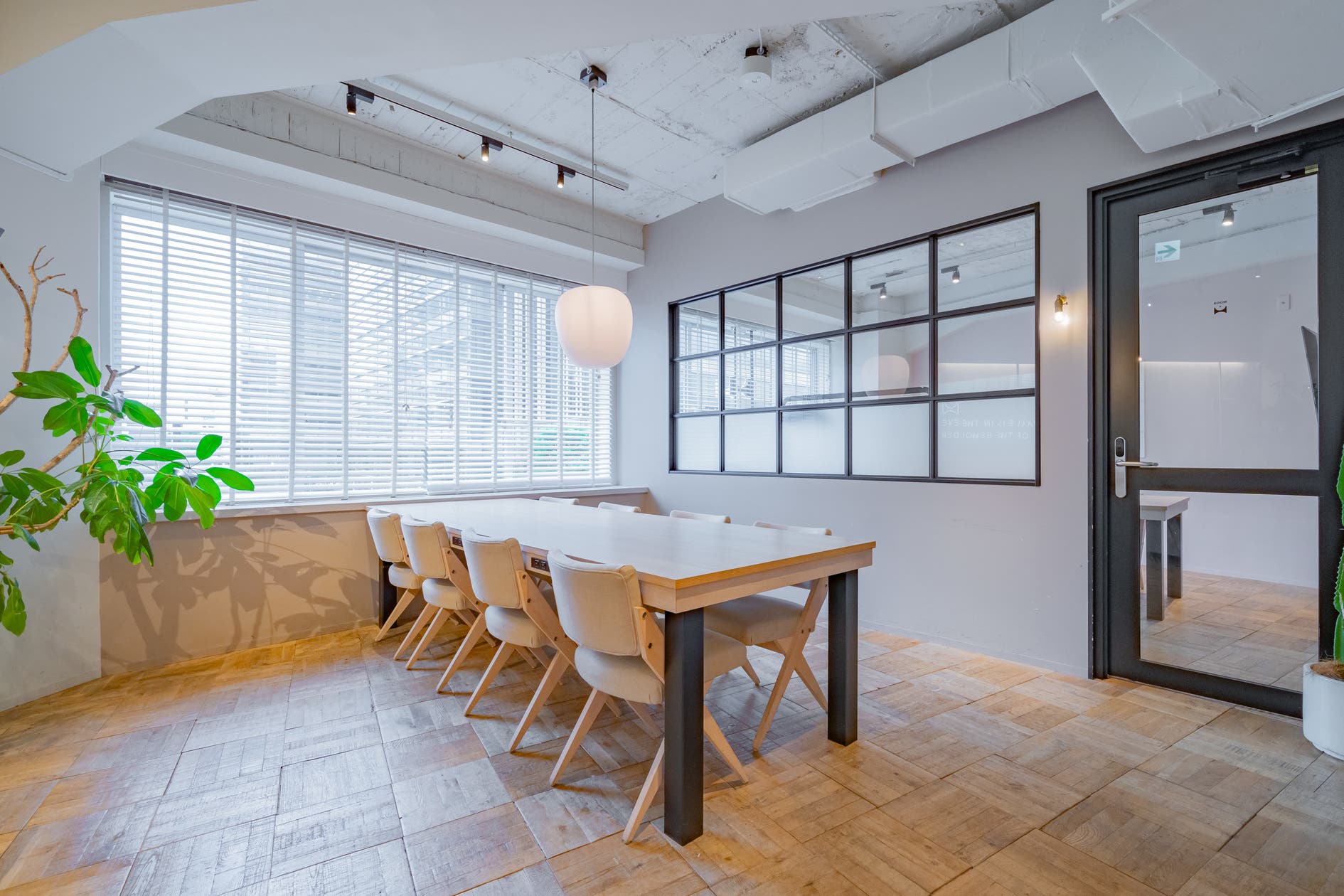 六本木駅徒歩30秒。東京ミッドタウン横の好立地。質の高いデザイナーズ家具が揃った天井高3m以上のラウンジスペース。の写真8