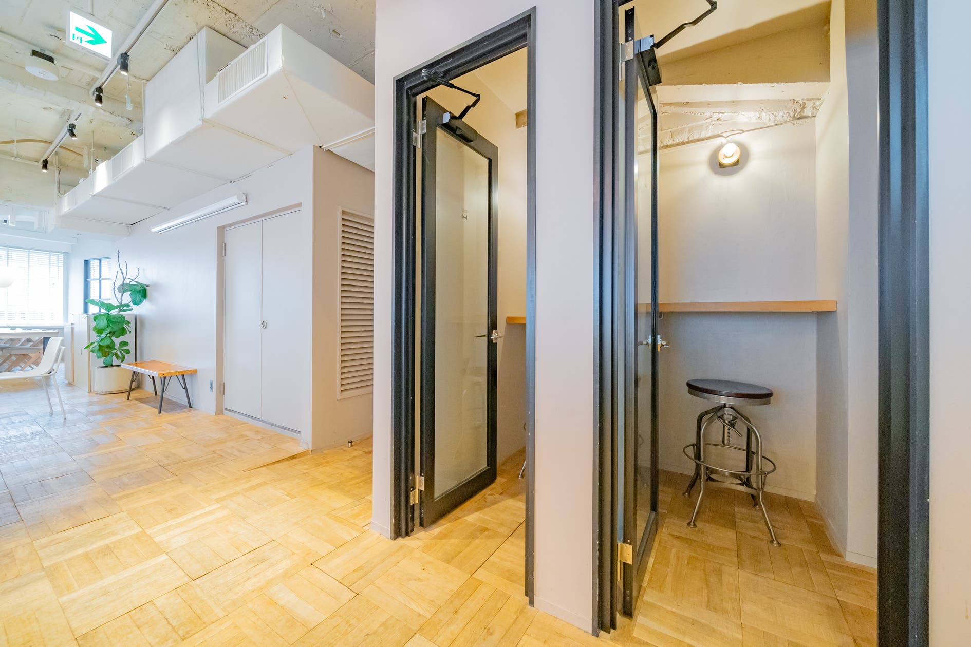 六本木駅徒歩30秒。東京ミッドタウン横の好立地。質の高いデザイナーズ家具が揃った天井高3m以上のラウンジスペース。の写真12