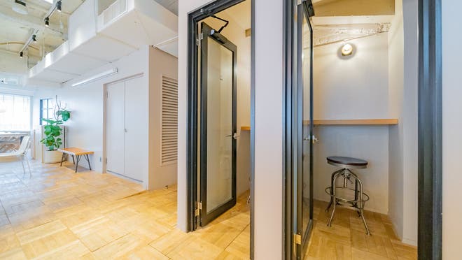 六本木駅徒歩30秒。東京ミッドタウン横の好立地。質の高いデザイナーズ家具が揃った天井高3m以上のラウンジスペース。の写真12