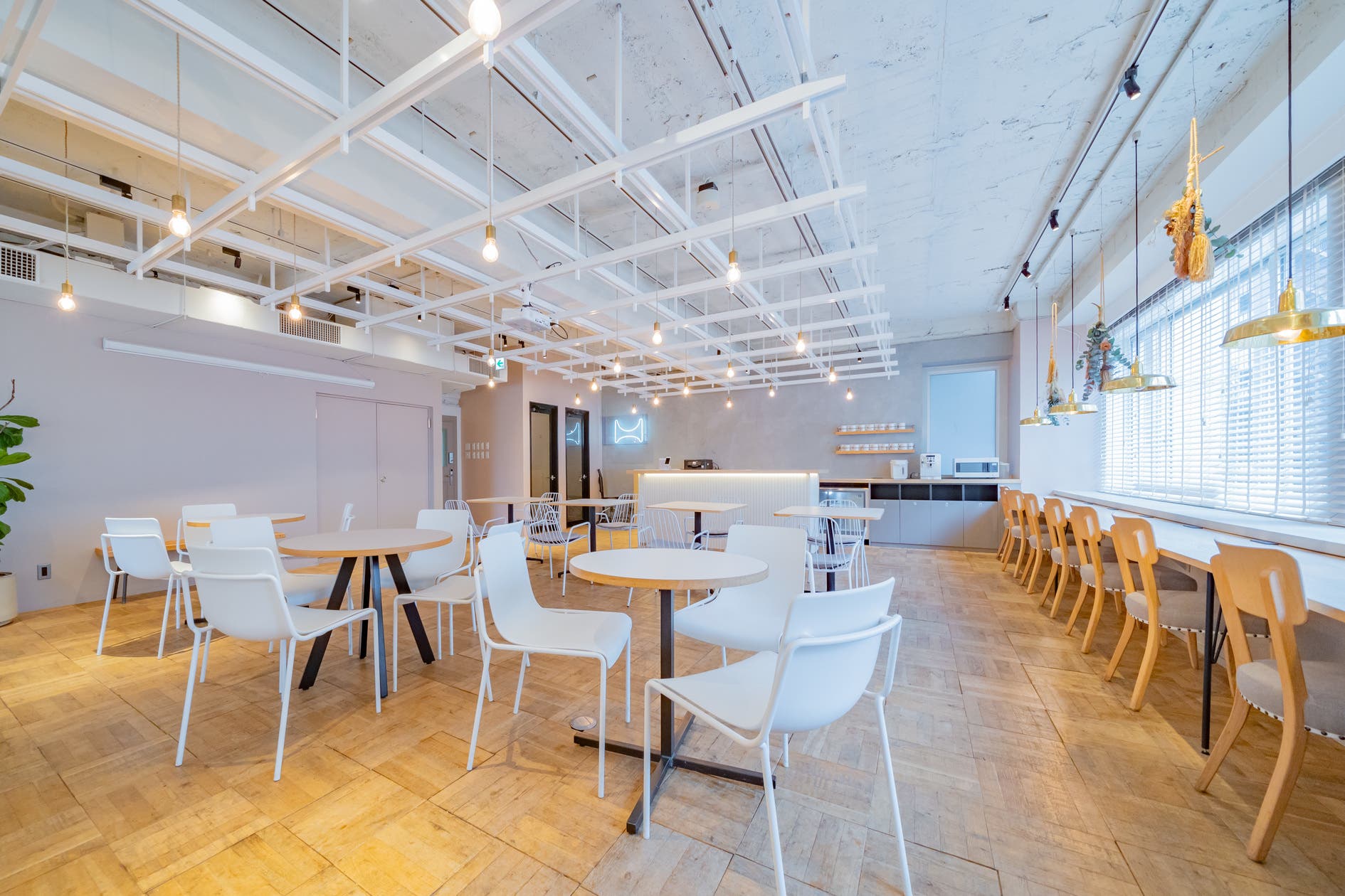 六本木駅徒歩30秒。東京ミッドタウン横の好立地。質の高いデザイナーズ家具が揃った天井高3m以上のラウンジスペース。の写真2