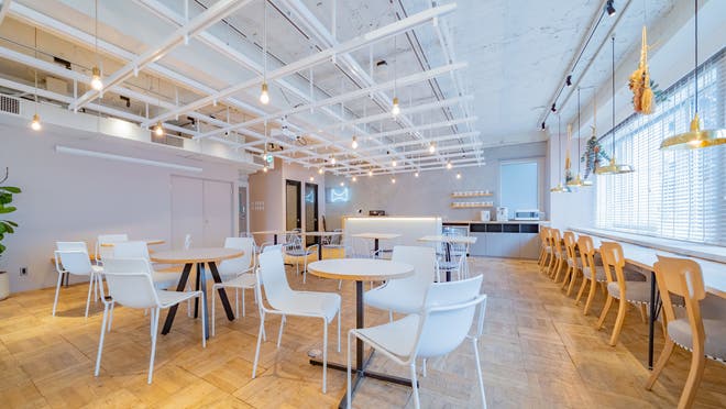 六本木駅徒歩30秒。東京ミッドタウン横の好立地。質の高いデザイナーズ家具が揃った天井高3m以上のラウンジスペース。の写真2