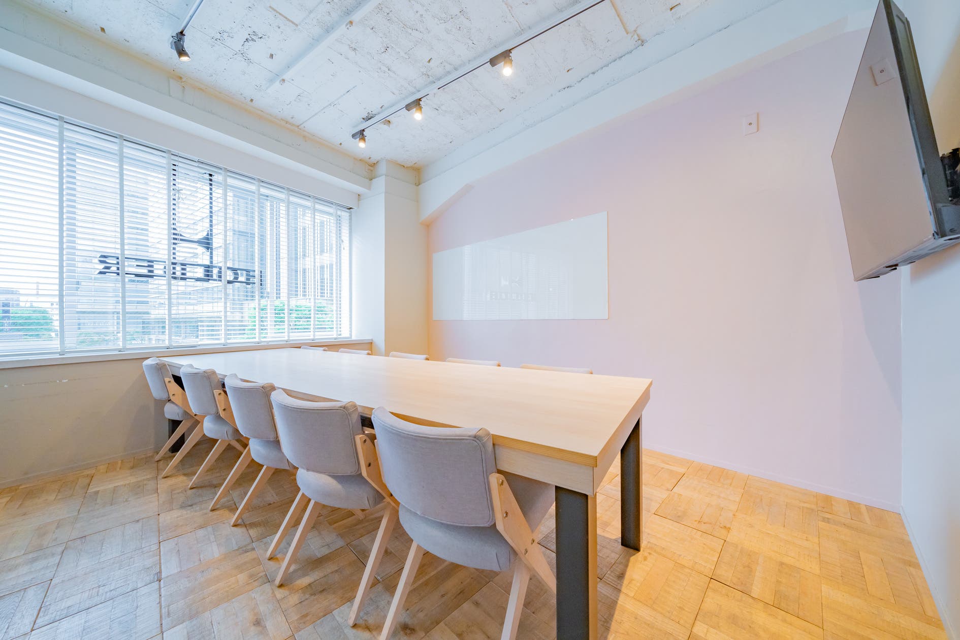六本木駅徒歩30秒。東京ミッドタウン横の好立地。質の高いデザイナーズ家具が揃った天井高3m以上のラウンジスペース。の写真7