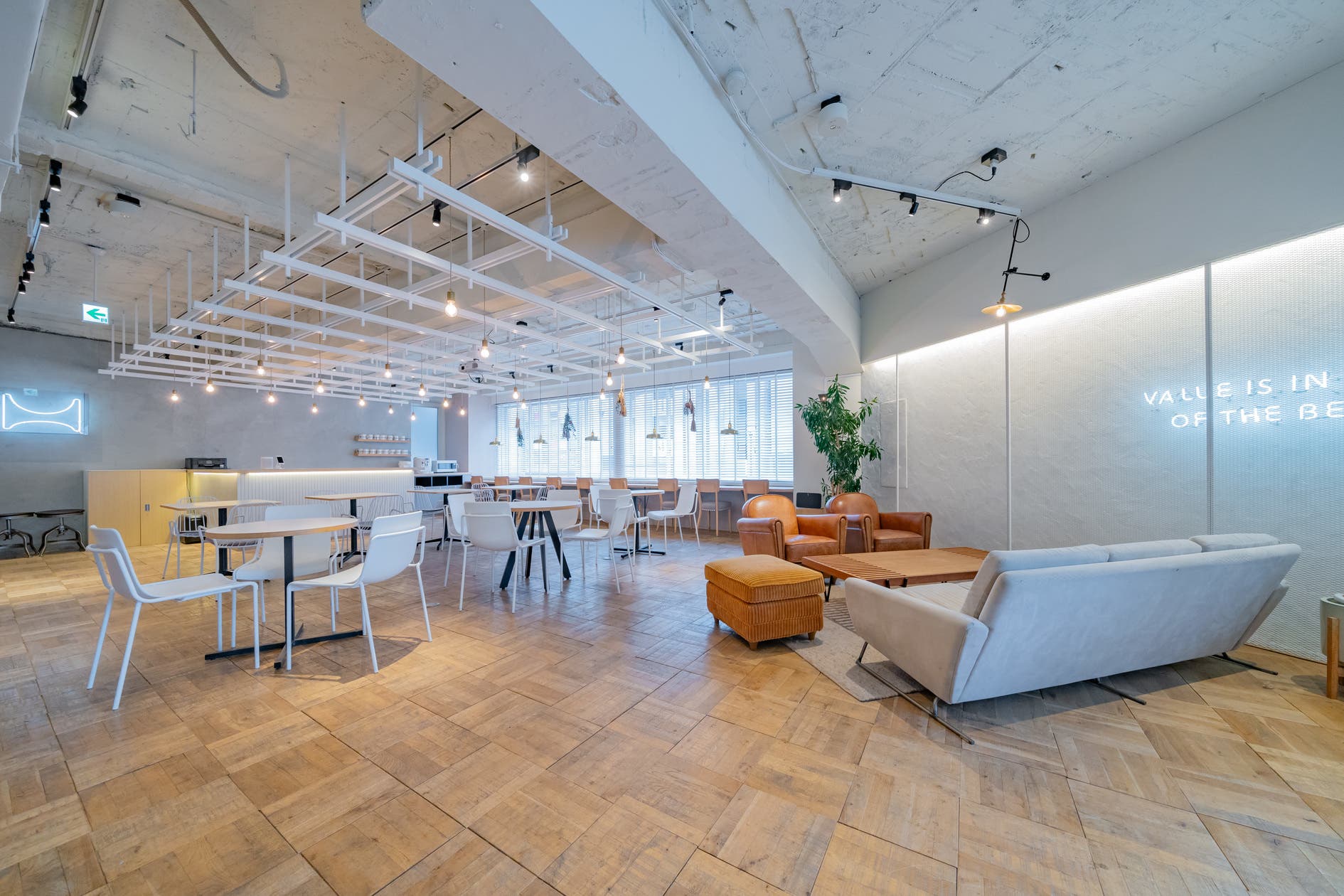 六本木駅徒歩30秒。東京ミッドタウン横の好立地。質の高いデザイナーズ家具が揃った天井高3m以上のラウンジスペース。の写真3