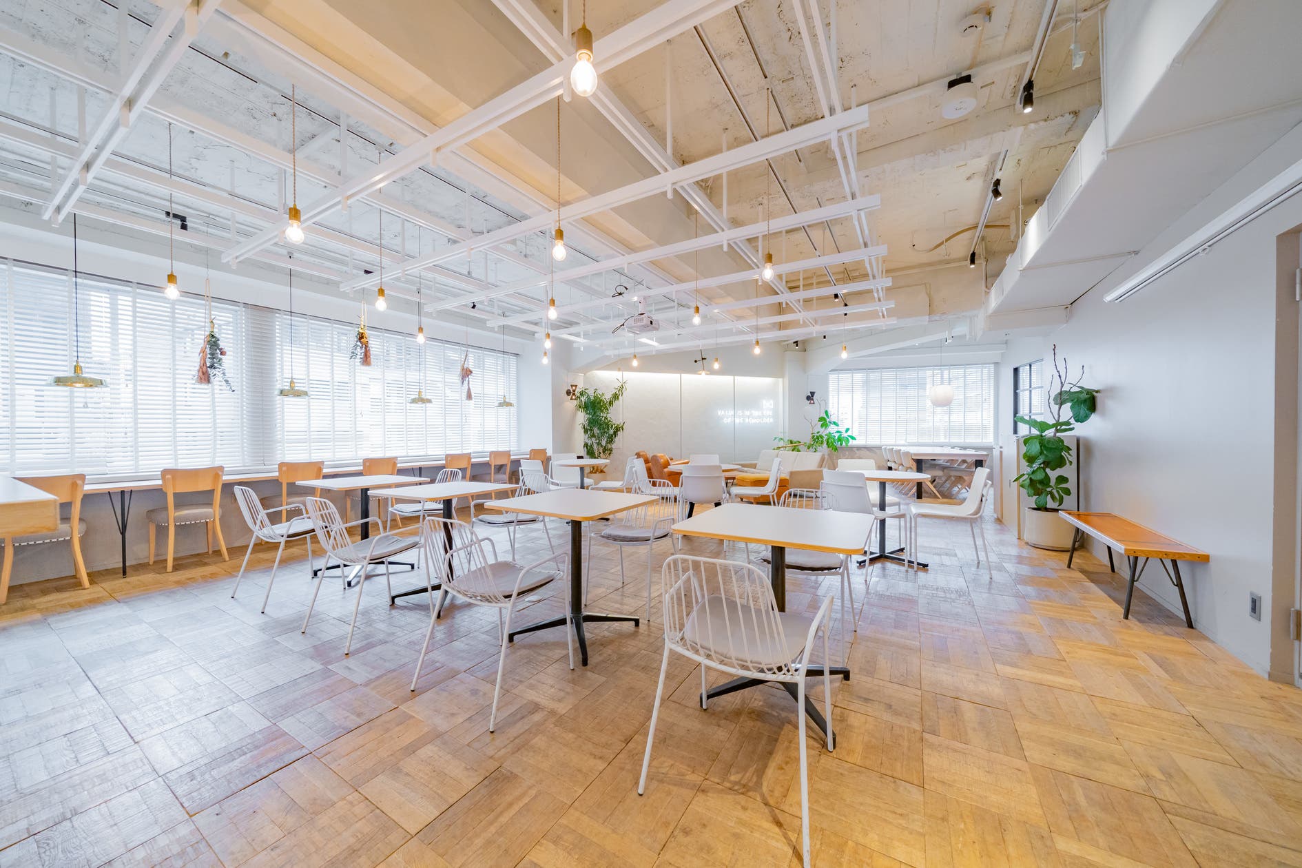 六本木駅徒歩30秒。東京ミッドタウン横の好立地。質の高いデザイナーズ家具が揃った天井高3m以上のラウンジスペース。の写真4