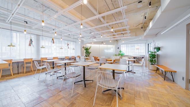 六本木駅徒歩30秒。東京ミッドタウン横の好立地。質の高いデザイナーズ家具が揃った天井高3m以上のラウンジスペース。の写真4