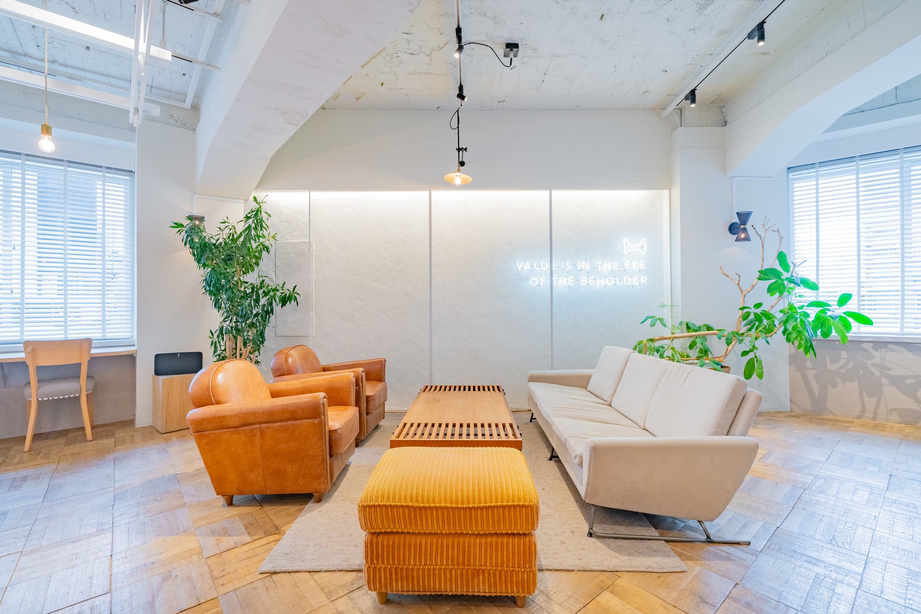 六本木駅徒歩30秒。東京ミッドタウン横の好立地。質の高いデザイナーズ家具が揃った天井高3m以上のラウンジスペース。の写真9