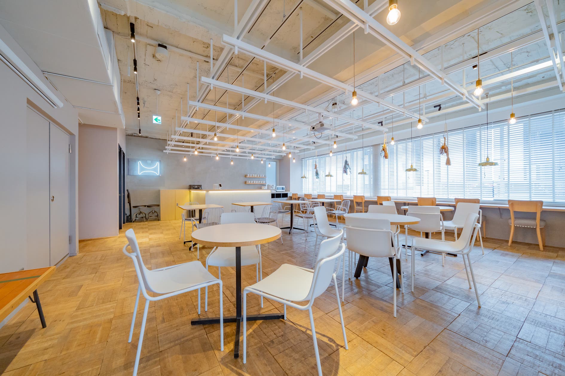 六本木駅徒歩30秒。東京ミッドタウン横の好立地。質の高いデザイナーズ家具が揃った天井高3m以上のラウンジスペース。の写真5