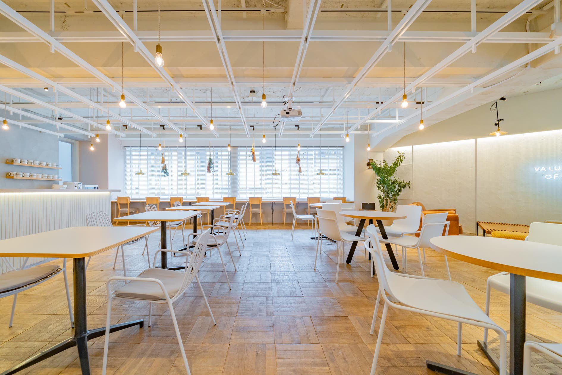 六本木駅徒歩30秒。東京ミッドタウン横の好立地。質の高いデザイナーズ家具が揃った天井高3m以上のラウンジスペース。の写真6