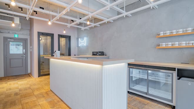 六本木駅徒歩30秒。東京ミッドタウン横の好立地。質の高いデザイナーズ家具が揃った天井高3m以上のラウンジスペース。の写真11