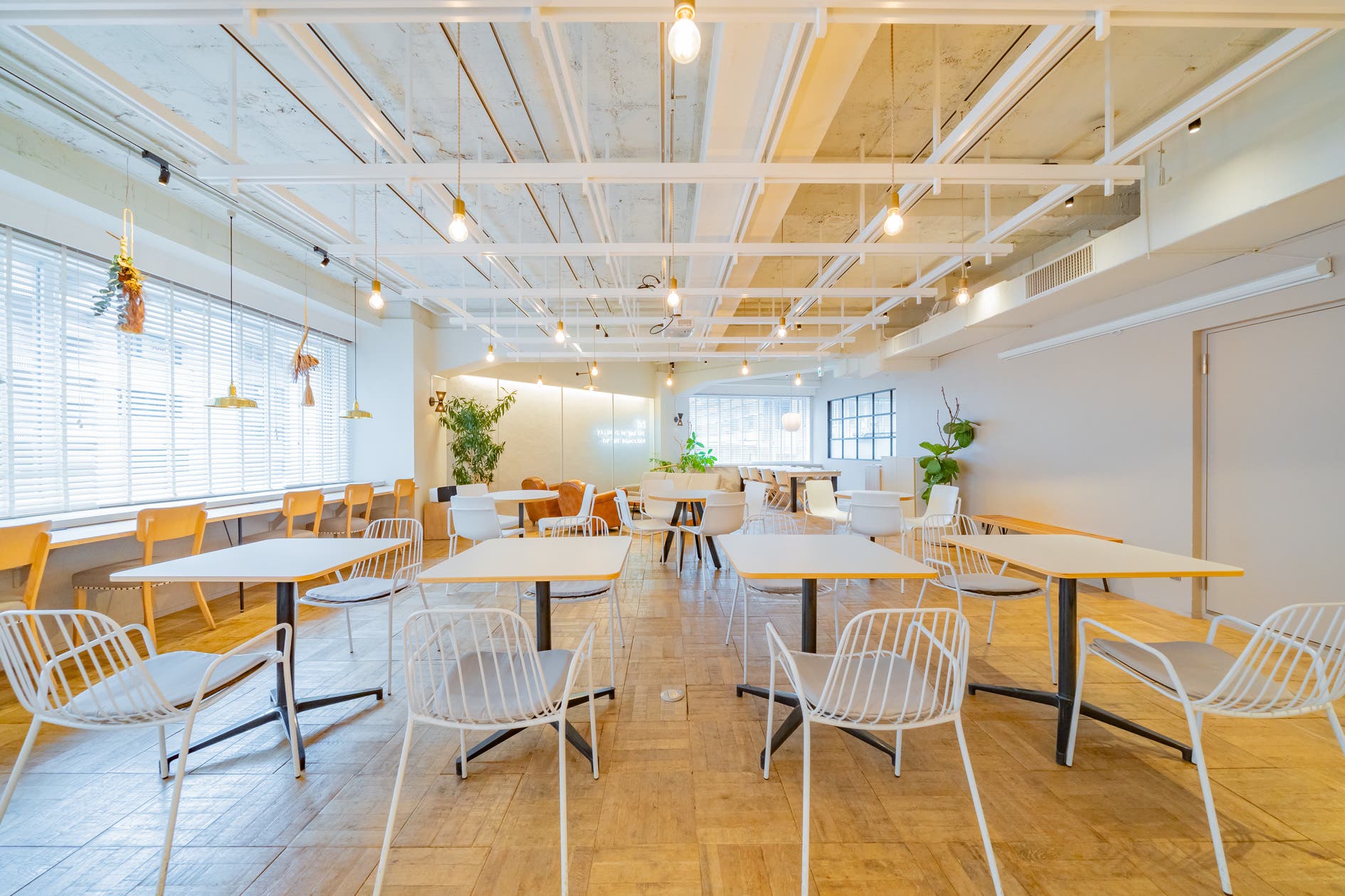 六本木駅徒歩30秒。東京ミッドタウン横の好立地。質の高いデザイナーズ家具が揃った天井高3m以上のラウンジスペース。の写真1