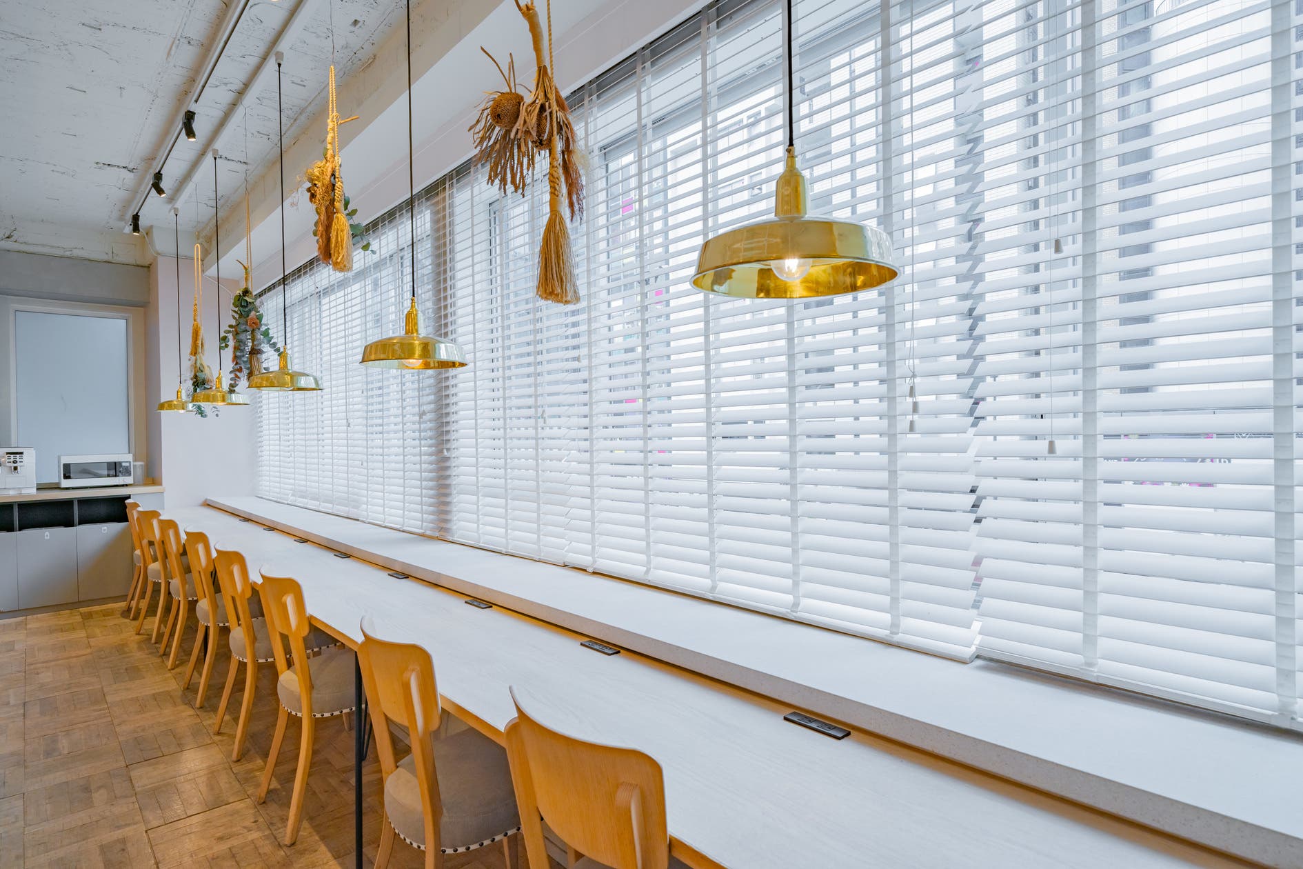 六本木駅徒歩30秒。東京ミッドタウン横の好立地。質の高いデザイナーズ家具が揃った天井高3m以上のラウンジスペース。の写真10