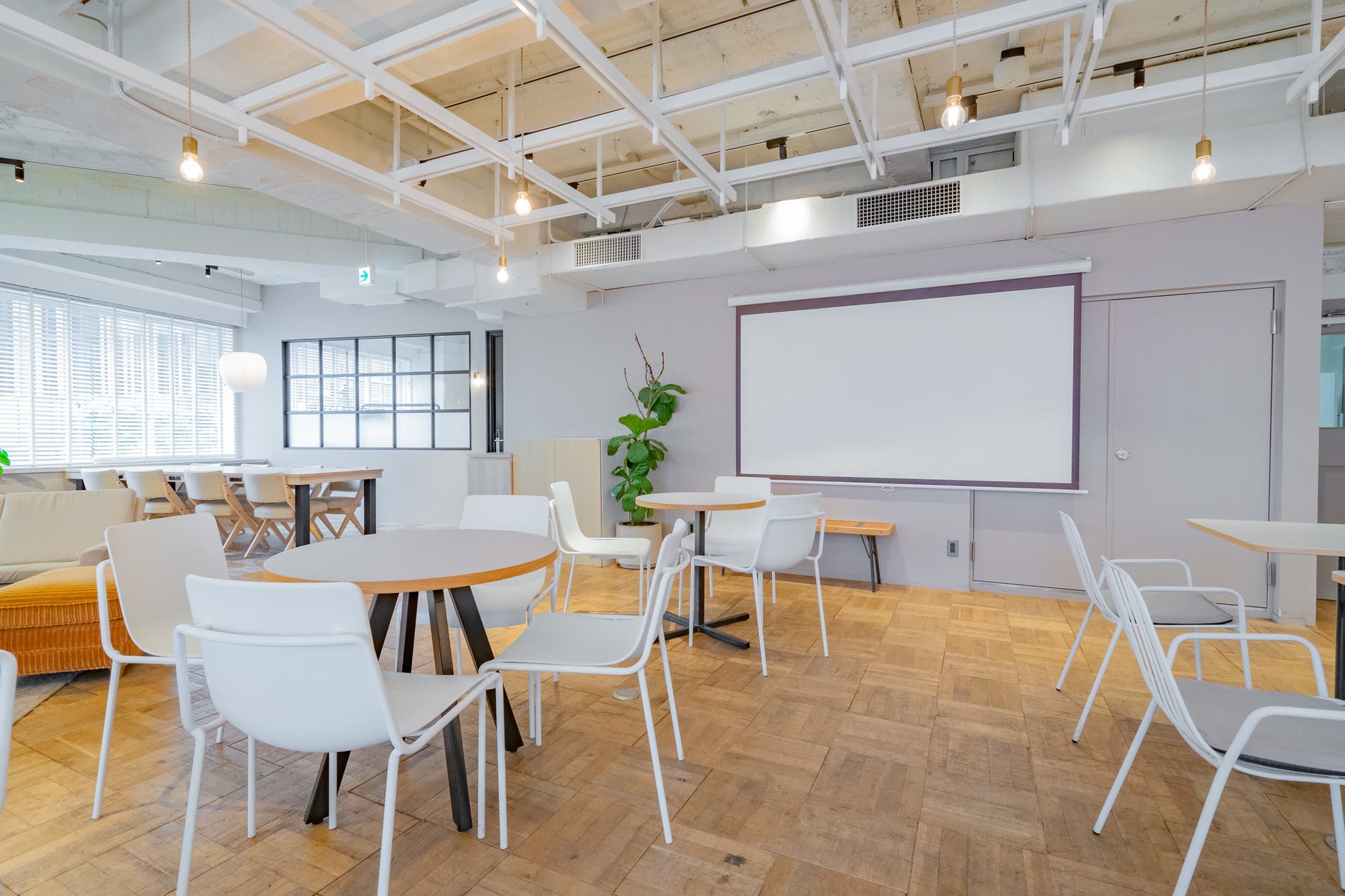 六本木駅徒歩30秒。東京ミッドタウン横の好立地。質の高いデザイナーズ家具が揃った天井高3m以上のラウンジスペース。の写真13