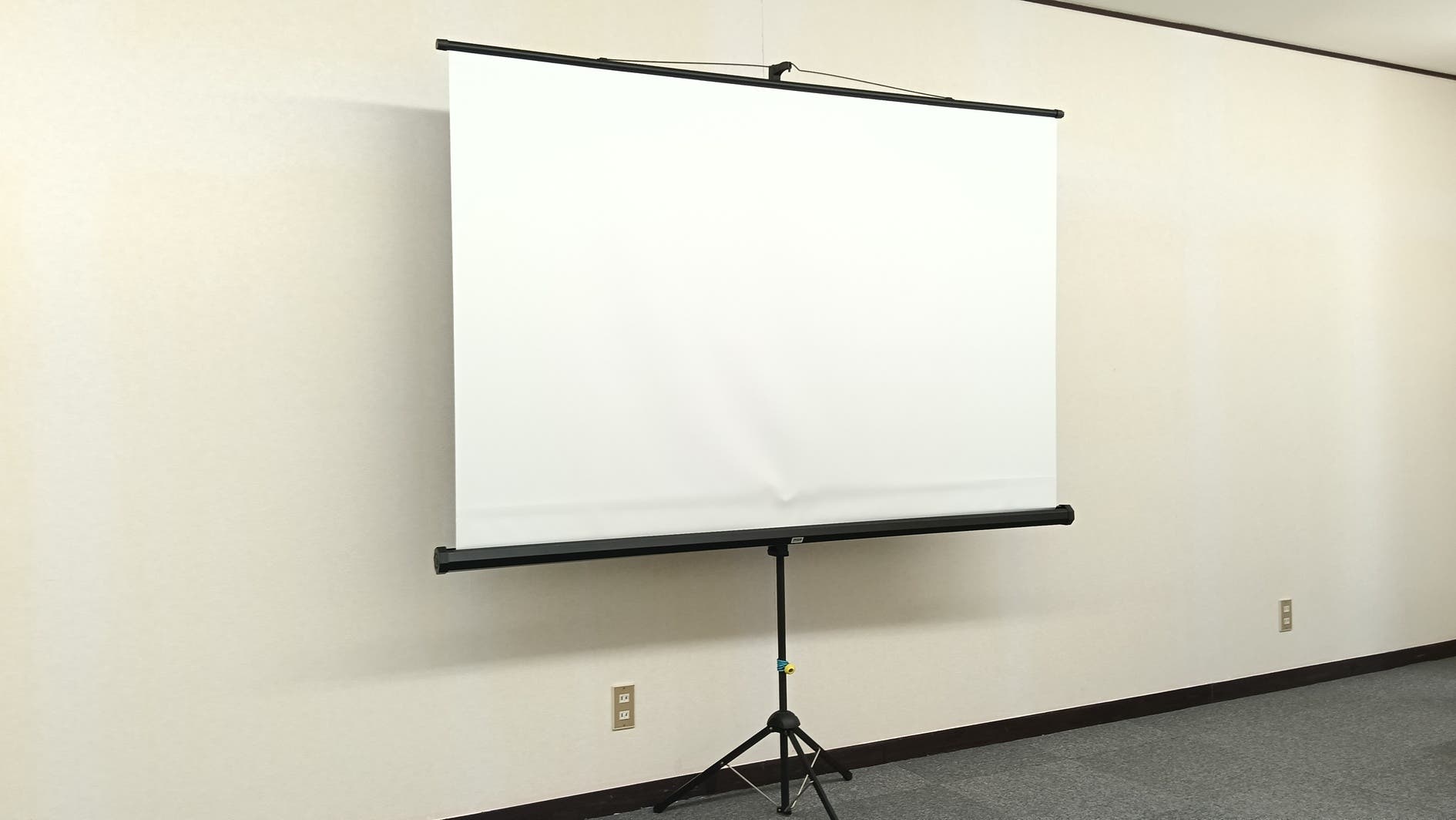 プロジェクタースクリーン 90インチ 三脚式の画像2