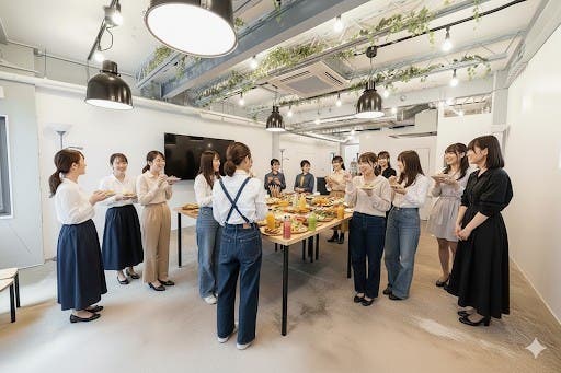 【渋谷駅徒歩7分】広々シェアキッチンスペース◎忘年会・クリスマス会に最適🎉料理会・撮影・交流会・パーティーOK｜自然光有り🌟の写真3