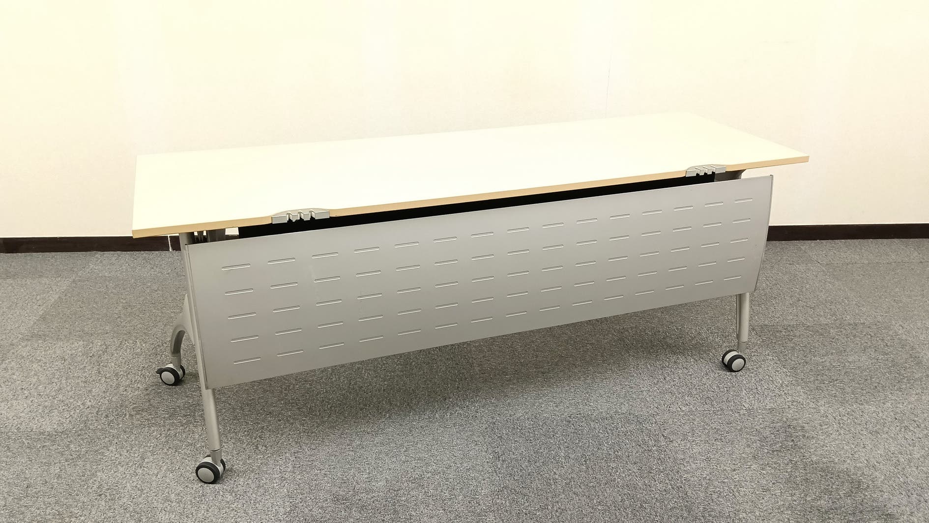 折りたたみテーブル（３人掛け用）幅1800×奥行600×高さ705mmの画像1