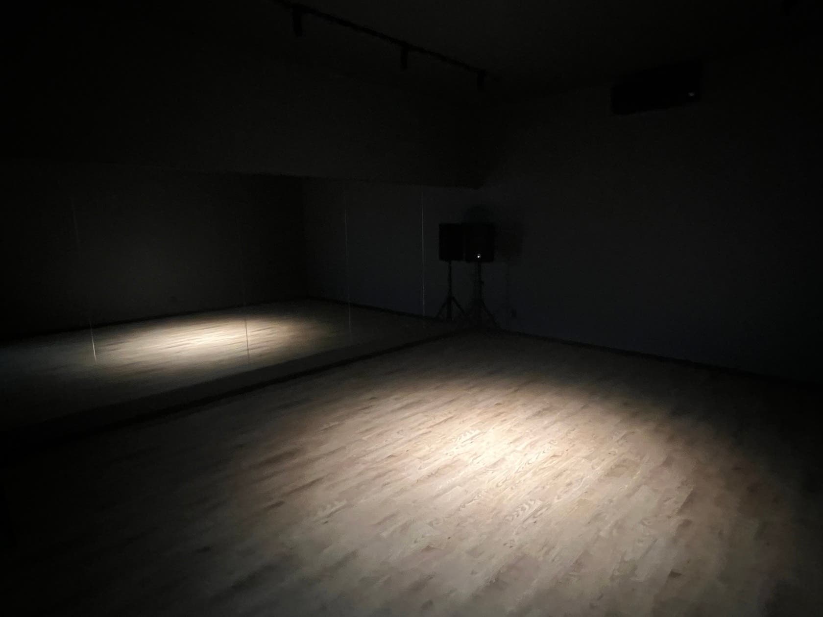 暗めのスタジオがお好きな方にオススメ！Dスタジオの写真2