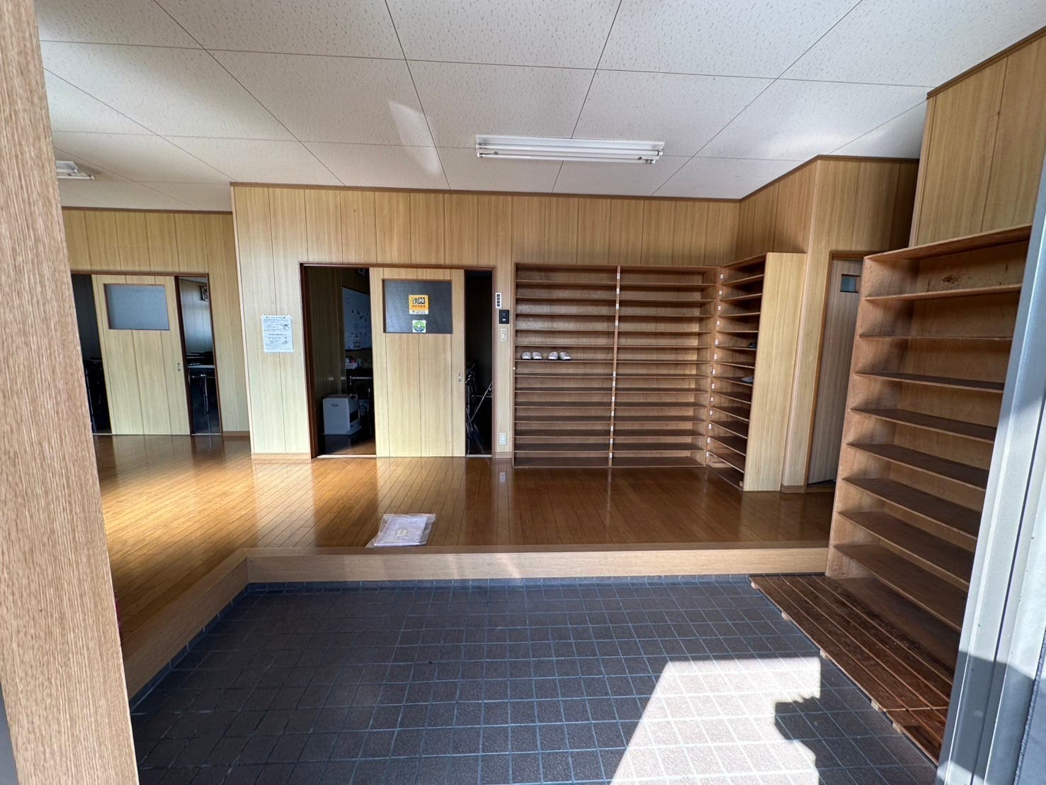 広々とした駐車場・机椅子付部屋を貸し出しの写真1