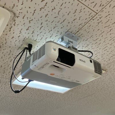 プロジェクターとスクリーンの画像1