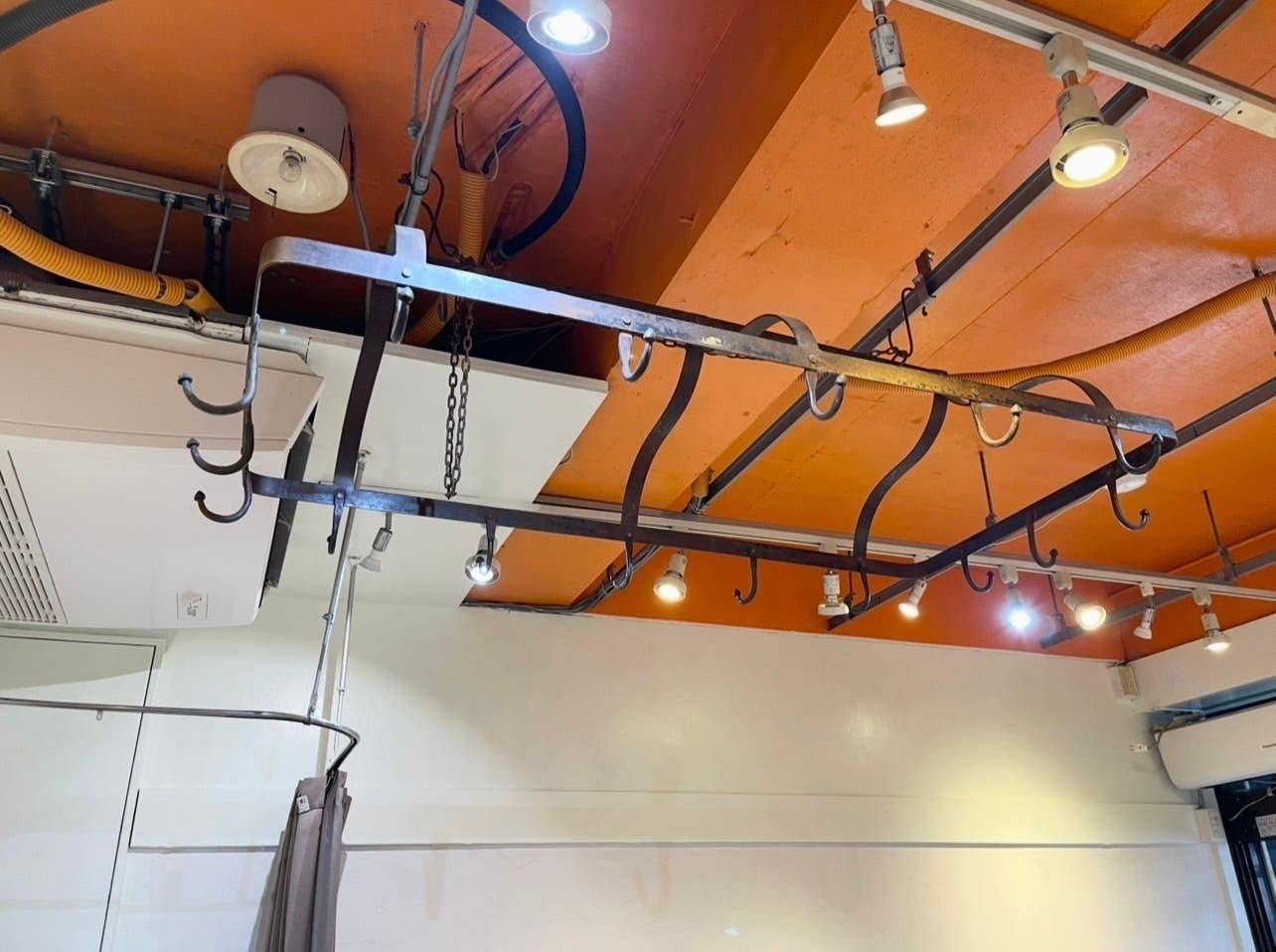 大宮駅から徒歩４分の美容室、古着屋、飲食店が立ち並ぶ人気のストリートの写真5