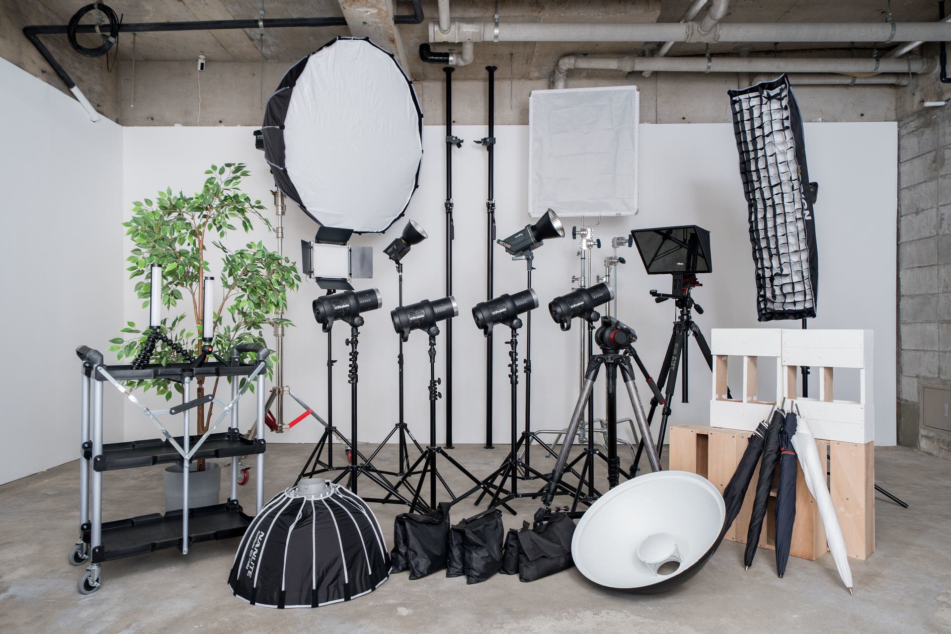 【南阿佐ケ谷駅/徒歩7分】豊富な無料機材！1時間から利用できる防音地下スタジオ｜商用利用OK・撮影・インタビュー収録に最適の写真1