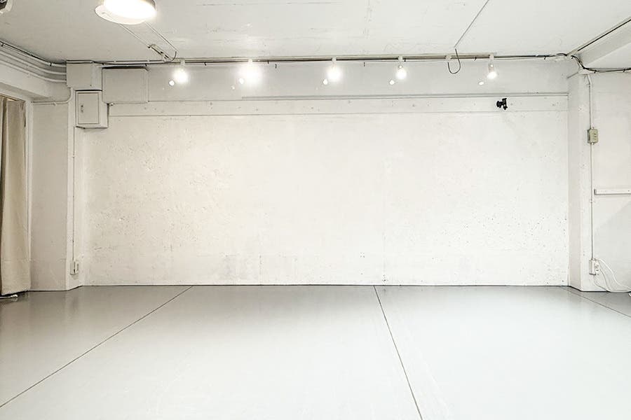 【丸太町駅5分🚶】白壁×大型鏡8枚の本格ダンススタジオ｜最大16名までOK！54㎡・個室空間🏠ダンス・ヨガ・撮影に最適✨の写真10