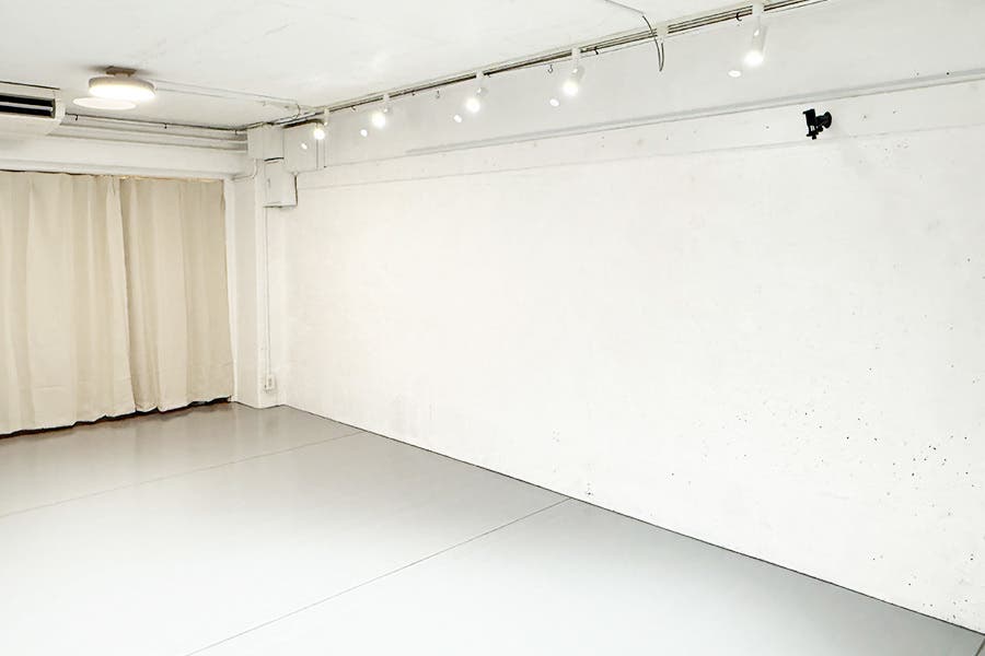 【丸太町駅5分🚶】白壁×大型鏡8枚の本格ダンススタジオ｜最大16名までOK！54㎡・個室空間🏠ダンス・ヨガ・撮影に最適✨の写真6