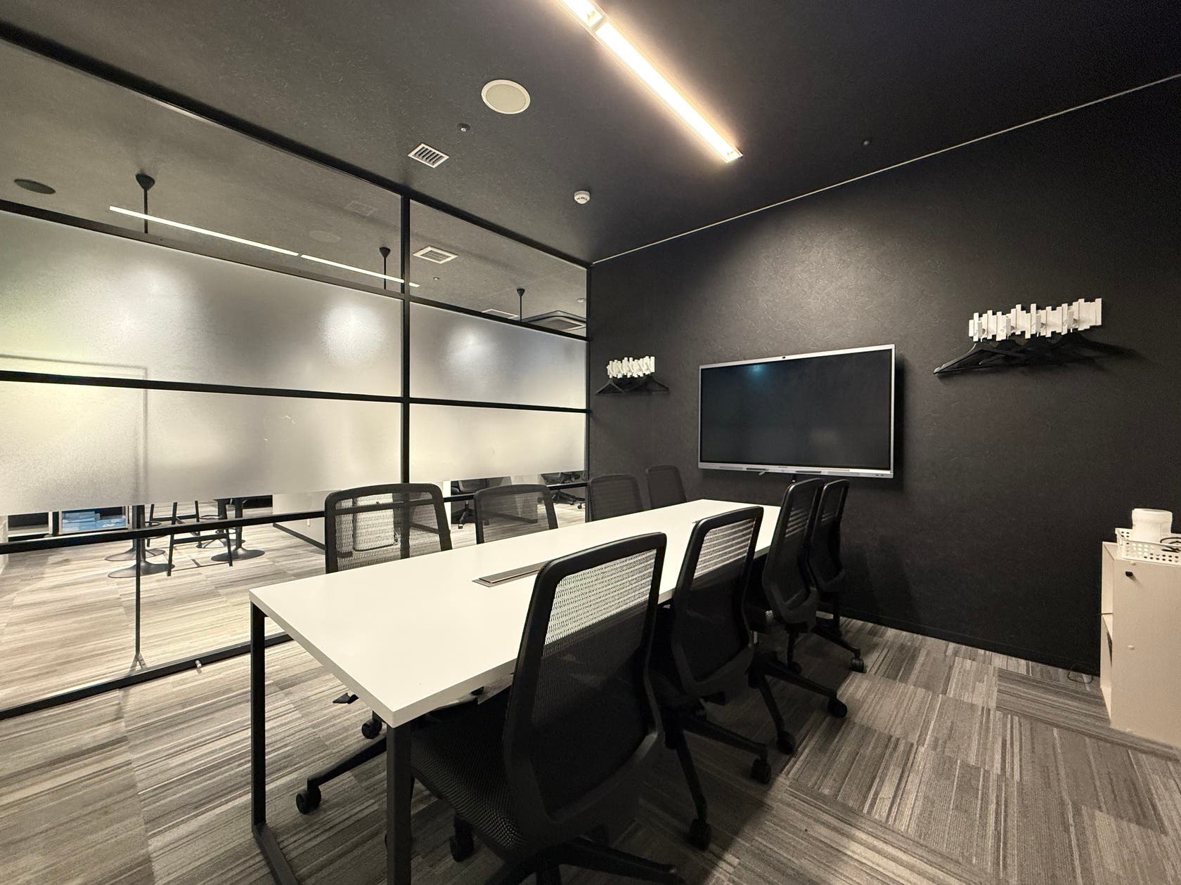 【BIZcomfort浜松】駅から徒歩9分！8名用会議室。受付スタッフ滞在打合せ/商談/面接/WEB会議/テレワーク/レッスンの写真1